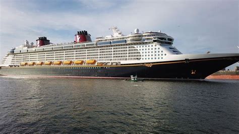 Pin De Kelby Bauder Em Disney Em 2025 Lanchas Navio Iates