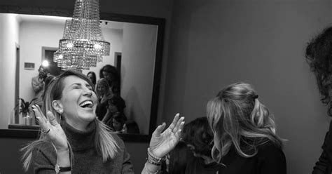 Largohet Nga Shqipëria Majlinda Bregu Përlotet Nga Surpriza E Mikeshave Showbiz