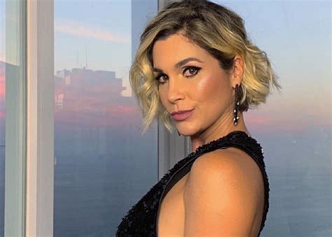 Flávia Alessandra Posa Decotada E Mostra Tatuagens