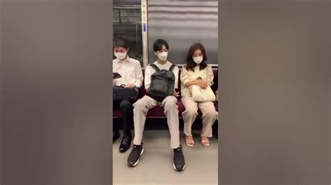 女性に手を出す男性：通勤電車内での痴漢未遂行為man Touching Women Attempted Groping On The