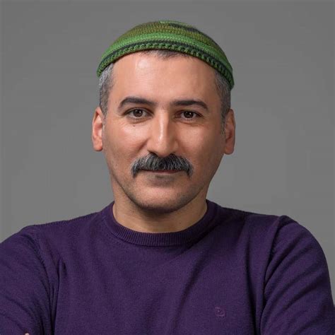 پرتره‌ای جدید از آقای ممیزی با استایل متفاوت؛ کلاه بافتنی و سبیل‌های بازیگر عکس