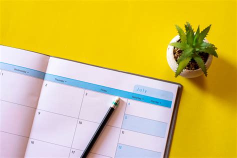 플래너와 주최자가 매일 약속을 계획하고 미리 알림하는 캘린더 회의 의제 일정 시간표 및 작업 관리 집에서 일하기 캘린더 미리 알림 이벤트 개념입니다 0명에 대한 스톡 사진