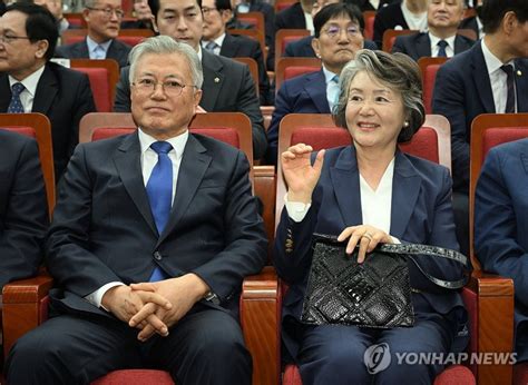 오늘자 문재인 전대통령과 김정숙 여사 님 인스티즈instiz 이슈 카테고리