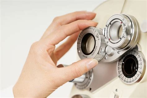 דר אורי אלבז מומחה עיניים קרנית קטרקט מנתח עיניים