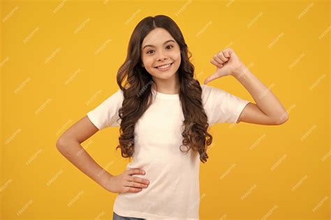 Счастливый подросток, позитивные и улыбающиеся эмоции девочки-подростка ...