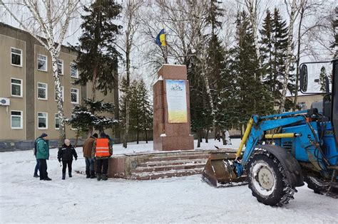 Замість постаменту памятника Леніну Led екран у Мені зносять