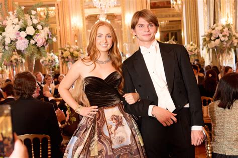 Bal Des Débutantes Peyton Spaht Accompagnée De Son Altesse Royale Le
