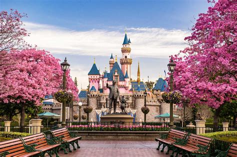 Near Disneyland® Park Queens Inn Anaheim Hotel Near Disneyland® Park