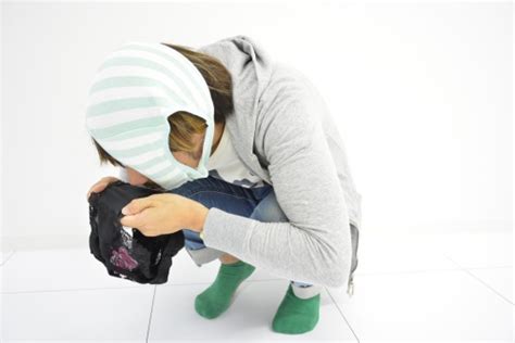 【素人使用済下着愛好会】男性諸君、パンティを頭に被ろう。街へ出よう。【クンカ】 Fanzaニュース