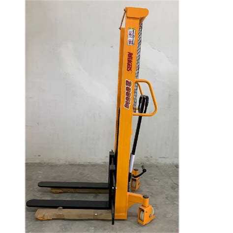 Avengers 2000 Kg Hydraulic Manual Hand Fork Lift For Lifting Pallet Lifter At ₹ 60000 In Kolkata