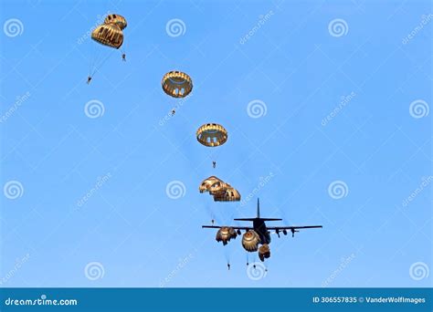 Military Parachutist Paratroopers Parachute Jumping Stock Image Image Of Paratroopers Army