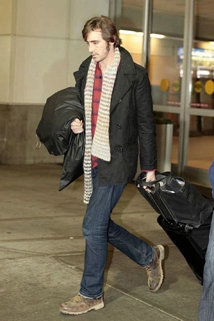 【高清图】李佩斯非常难得街拍照哦 2011年3月14日lee Pace抵达温哥华机场，参加暮光之城破晓2的拍摄 『本系列请勿转至twittertumblr等任何外网，谢谢 』～走近