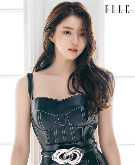10 Potret Han So Hee Dengan Dress Hitam Super Elegan Dan Mudah Ditiru