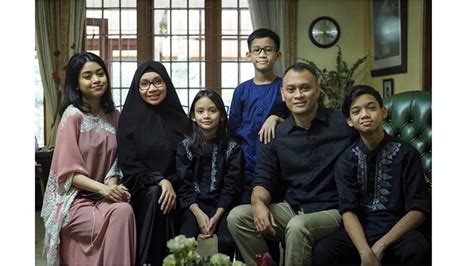 Jarang Tersorot Ini 7 Potret Kebersamaan Andra Dewa 19 Dan Keluarga Surabaya