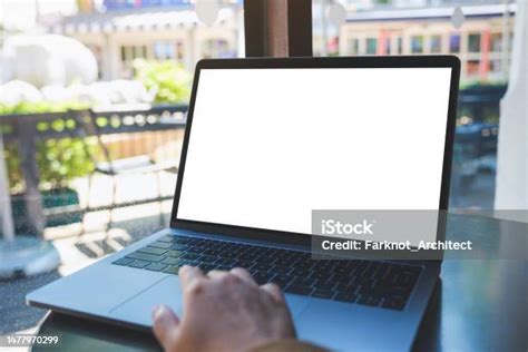 빈 흰색 바탕 화면 화면으로 랩톱 컴퓨터에서 작업하고 만지는 여성의 모형 이미지 35 39세에 대한 스톡 사진 및 기타 이미지