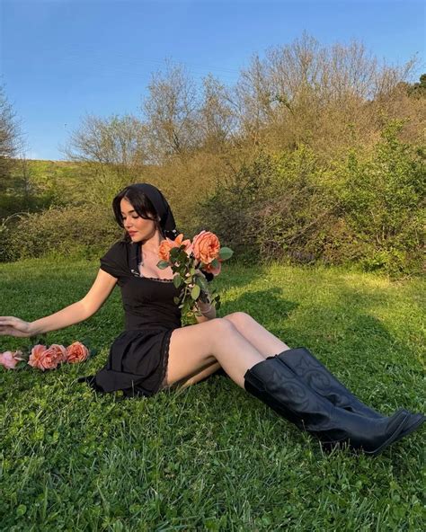 Pin By ♡ On Aybuke Yilmaz Photoshoot Poses Photoshoot Photography Poses