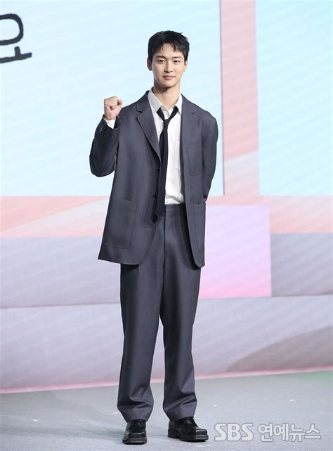 E포토 장동윤 귀여운 햇살 보이