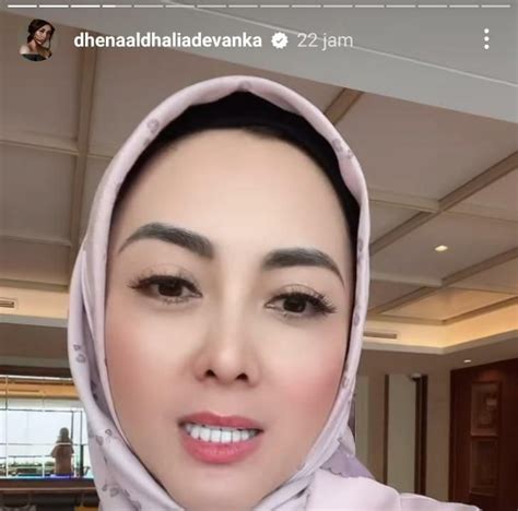 Usai Cerai Dari Ijonk Dhena Devanka Akui Tertarik Pakai Hijab Dan Tutup Aurat Balik Ke Islam