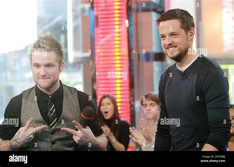 Singer Blake Lewis Left Chats With Vj Damien Fahey During An Appearance On Mtvs Total Request