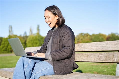Portrait Dune Fille Asiatique Souriante Assise Sur Un Banc Dans Le