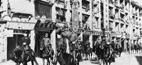 女战士被捕，腰部用很多手榴弹捆绑着，结局很悲惨