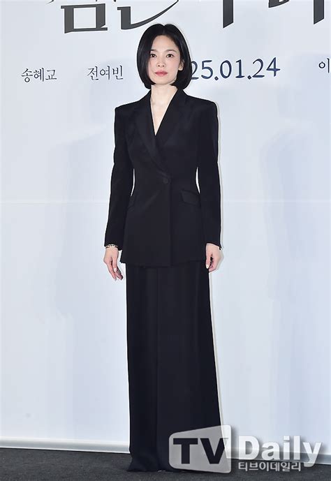 【多图】宋慧乔、全汝彬、李阵郁出席电影《黑修女们》发布会！演员一起比爱心超可爱 Ksd 韩星网 电影