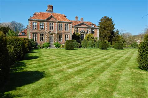 Everybodys Yard And Garden Guide