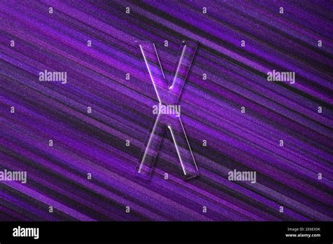 Signo Chi. Letra Chi, símbolo del alfabeto griego, fondo violeta ...