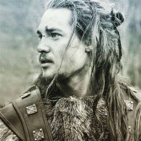 Épinglé Par Nathalie Heitzlej Sur Uhtred Beaux Mecs Divertissement