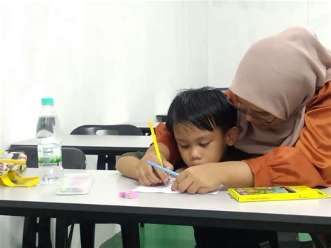 Cikgu Bimbing Pelajar Menulis