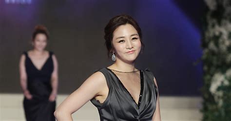 포토엔 정다은 아나 섹시한 V라인 드레스