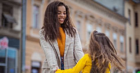 그녀의 자부심과 기쁨 도시에서 딸과 함께 있는 아프리카계 미국인 어머니 사진 Unsplash의 아프리카 계 미국인 소녀 이미지