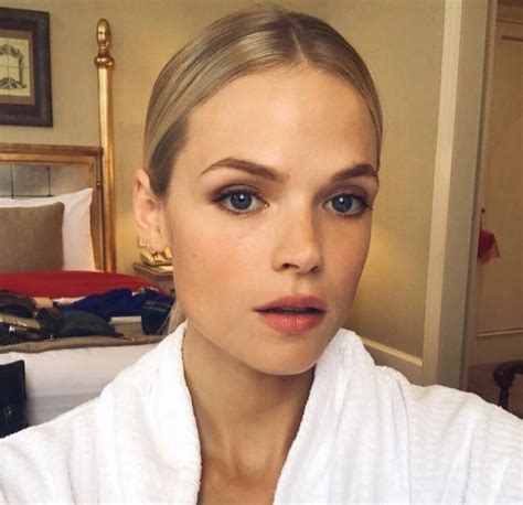 Gabriella Wilde Compare La Altura Peso Parámetros Del Cuerpo Con