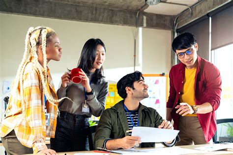 공동 작업 공간에서 동료 Breif 및 색상 코드와 테이블에 모바일 앱 인터페이스 워크플로우 디자인에 대한 Ux 개발자와 Ui