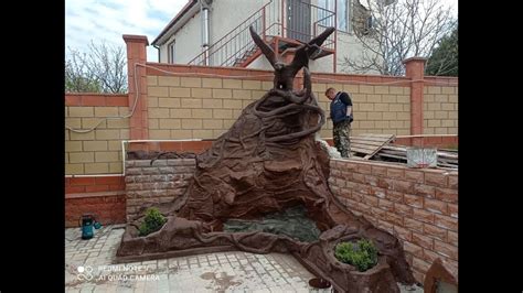 Искусственные скалы с водопадом. и скульптура орла из цемента ...