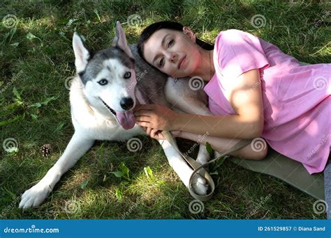 Junge Frau Hat Eine Liebliche Und Freundliche Beziehung Zu Ihrem Hund