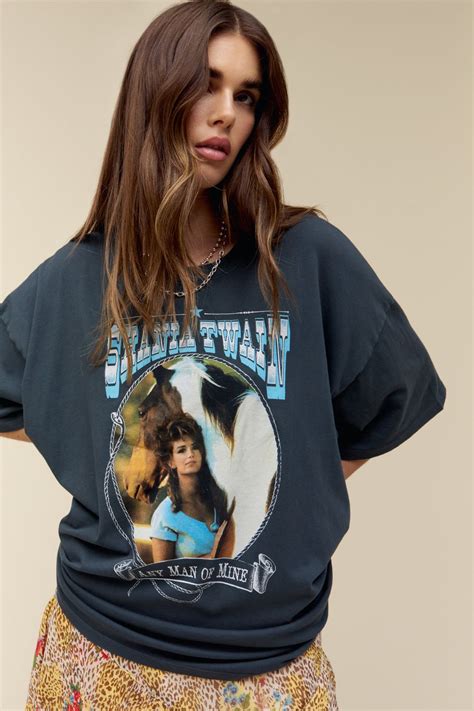 Taylor Swift Wore A Shania Twain T Shirt And Biker Shorts In Nyc
