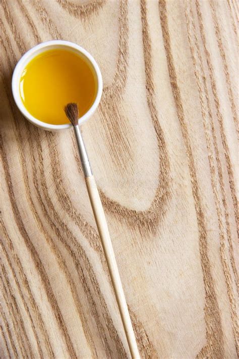 Behandeling Van Hout Met Impregnatie Voor Bescherming Lijnzaadolie Op De Raad Met Een Borstel