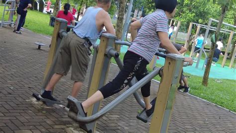 早上公园休闲锻炼身体的人群跳广场舞晨练实拍视频素材视频特效素材 千库网