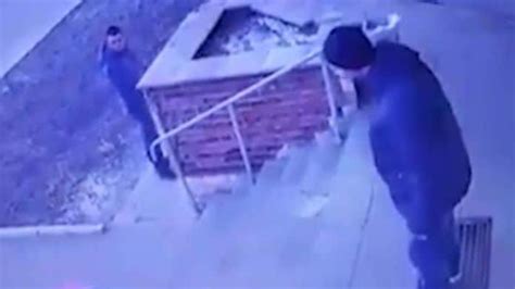 Papá Furioso Lanza A Su Hija De 6 Años Por Escaleras Video La Silla