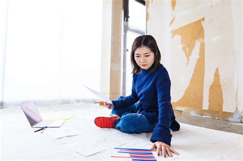 그녀의 새로운 사무실에서 바닥에 문서를 검사 하는 젊은 사업가 20 29세에 대한 스톡 사진 및 기타 이미지 20 29세 검사 보기 계획 Istock