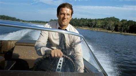 Roger Moore el James Bond que le tenía fobia a las armas y la traición amorosa que sus hijos