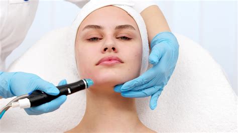Cosmetology Clinic Professional Female Cosmetologist Doing Hydrafacial