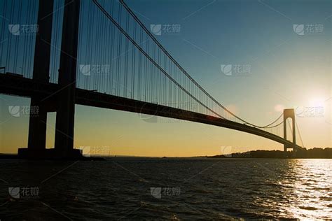 日落时的韦拉扎诺海峡大桥。纽约。