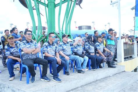 Gewsima Mega Putra Begitu Menikmati Lomba Dayung Perahu Tradisional Di Rampa Berkah Metro Kalsel
