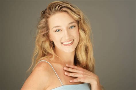 Sarah Van Der Valk Model