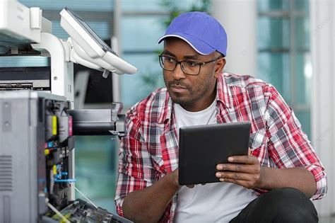 와이드 포맷 프린터를 검토하는 진지하고 사려 깊은 젊은 엔지니어 벡터 배경 및 무료 다운로드를위한 그림 Pngtree