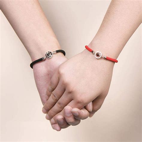 Set 2 Bratari Cuplu Cu Pandantiv Proiectie In 100 De Limbi Te Iubesc Morfansi Reglabila