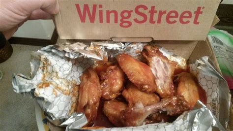 Pizza Hut Honey Sriracha Wingstreet Wings Review Youtube