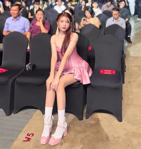 Con Gái Dậy Thì Xinh Như Hoa Hậu Nhiều Bạn Trai đứng Canh Trước Cửa